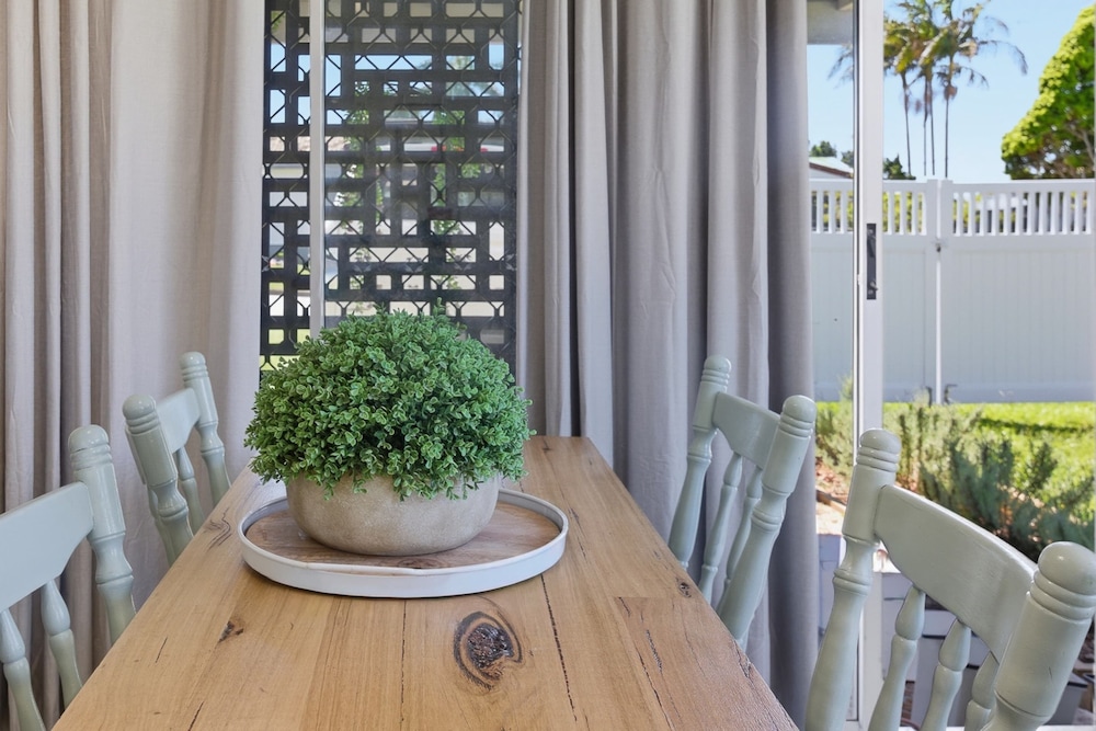 Coastal Escape With Courtyard And Parking - Redcliffe