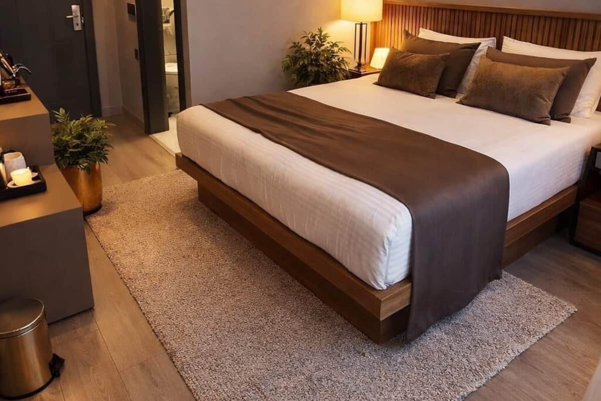 Quarto econômico | Roupas de cama premium, frigobar, escrivaninha, quartos à prova de som