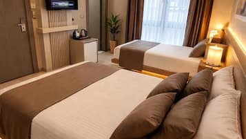 Quarto Triplo Familiar, Vista para a cidade | Roupa de alta qualidade, minibar, Wi-fi grátis, roupa de cama fornecida