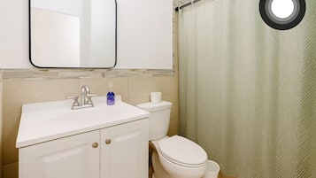 Estúdio, vista para a praia | Casa de banho