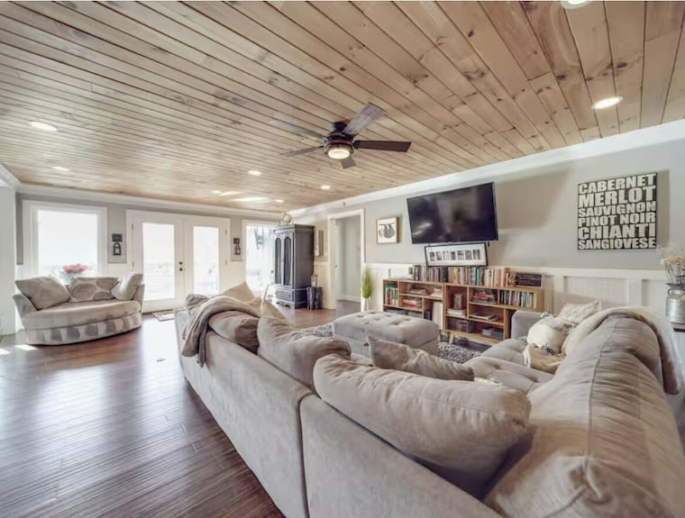 Chalet Du Lac Lakefront Retreat - Charlotte, NC