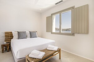 Villa Deluxe, 3 quartos, piscina privativa, vista para o mar | Cofre com capacidade para portátil, ferro/tábua de engomar 