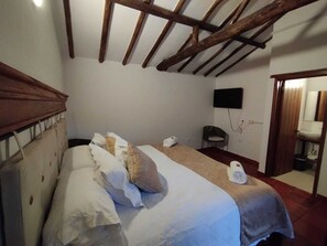 Quarto casal standard | Ferros/tábuas de passar roupa, Wi-Fi de cortesia