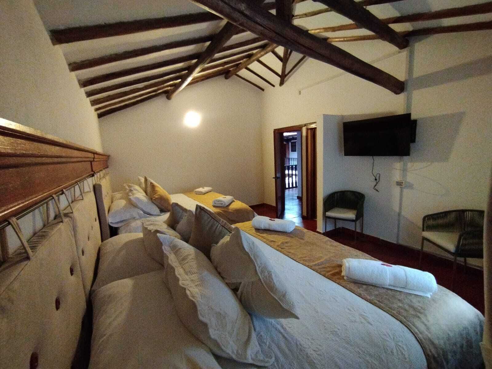 Quarto quádruplo standard | Ferros/tábuas de passar roupa, Wi-Fi de cortesia