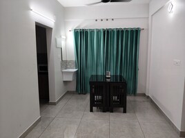 Apartamento econômico | Opções para refeição no quarto
