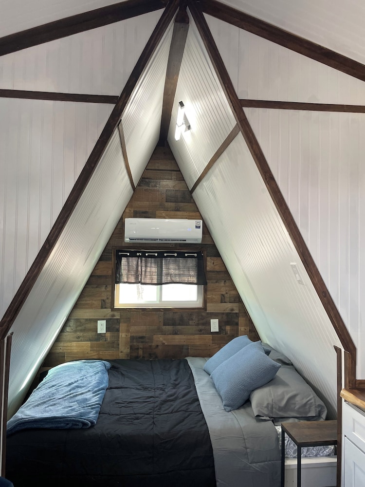 Cute 1-bedroom micro cabin in tranquil N Colorado Spgs close to USAFA ...