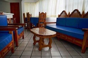 Apartamento família, sacada, vista para a piscina | Área de estar