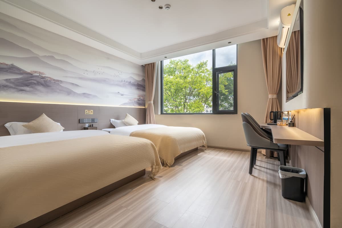 Quarto Twin Standard, Vista para a cidade | Secretária, secretária adequada para computadores portáteis