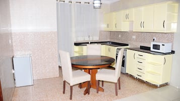 Suite Familiar, varanda, Vista para a cidade | Cozinha privada | Minifrigorífico