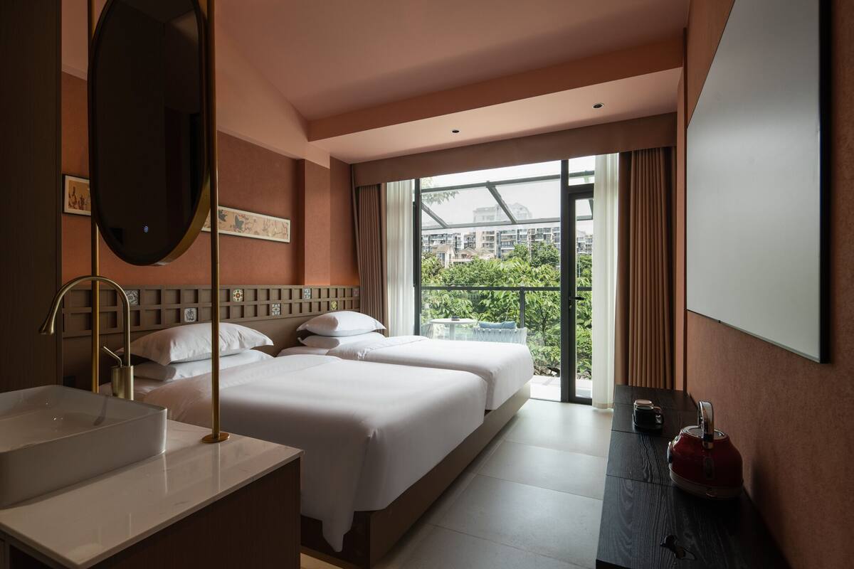Quarto duplo superior, vista para o rio | Frigobar, Wi-Fi de cortesia, individualmente decorados