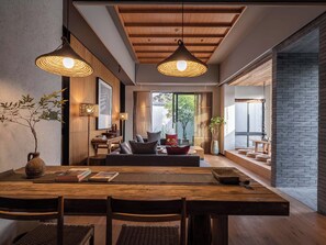 Suite Premier, vista para o pátio | Refeições no quarto