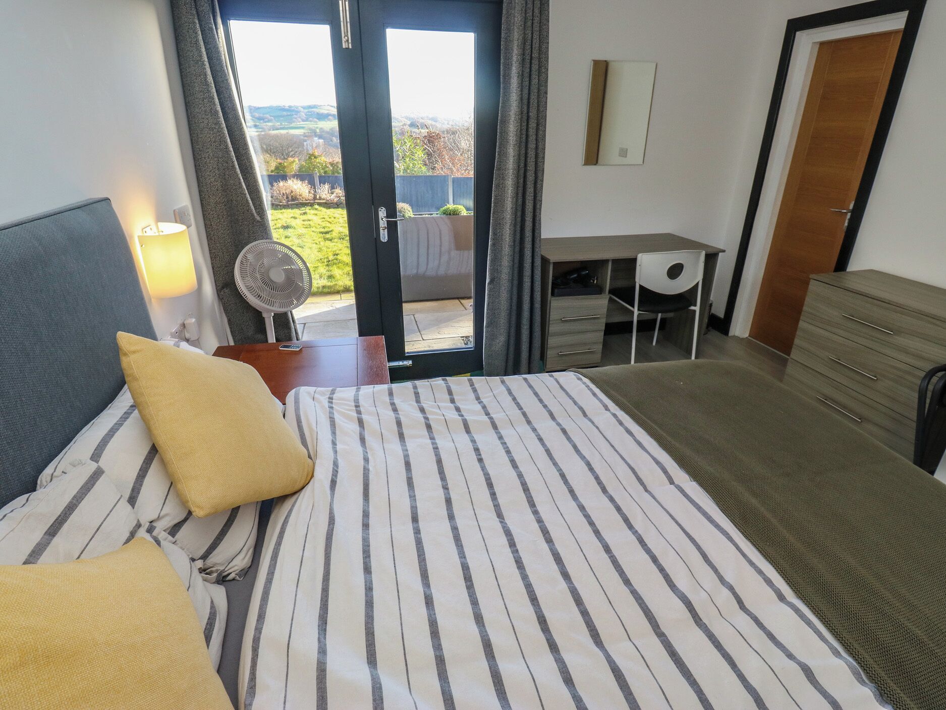 The Luxury Shed, With A Garden In Huddersfield - Derbyshire