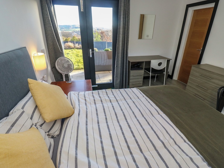 The Luxury Shed, With A Garden In Huddersfield - Derbyshire