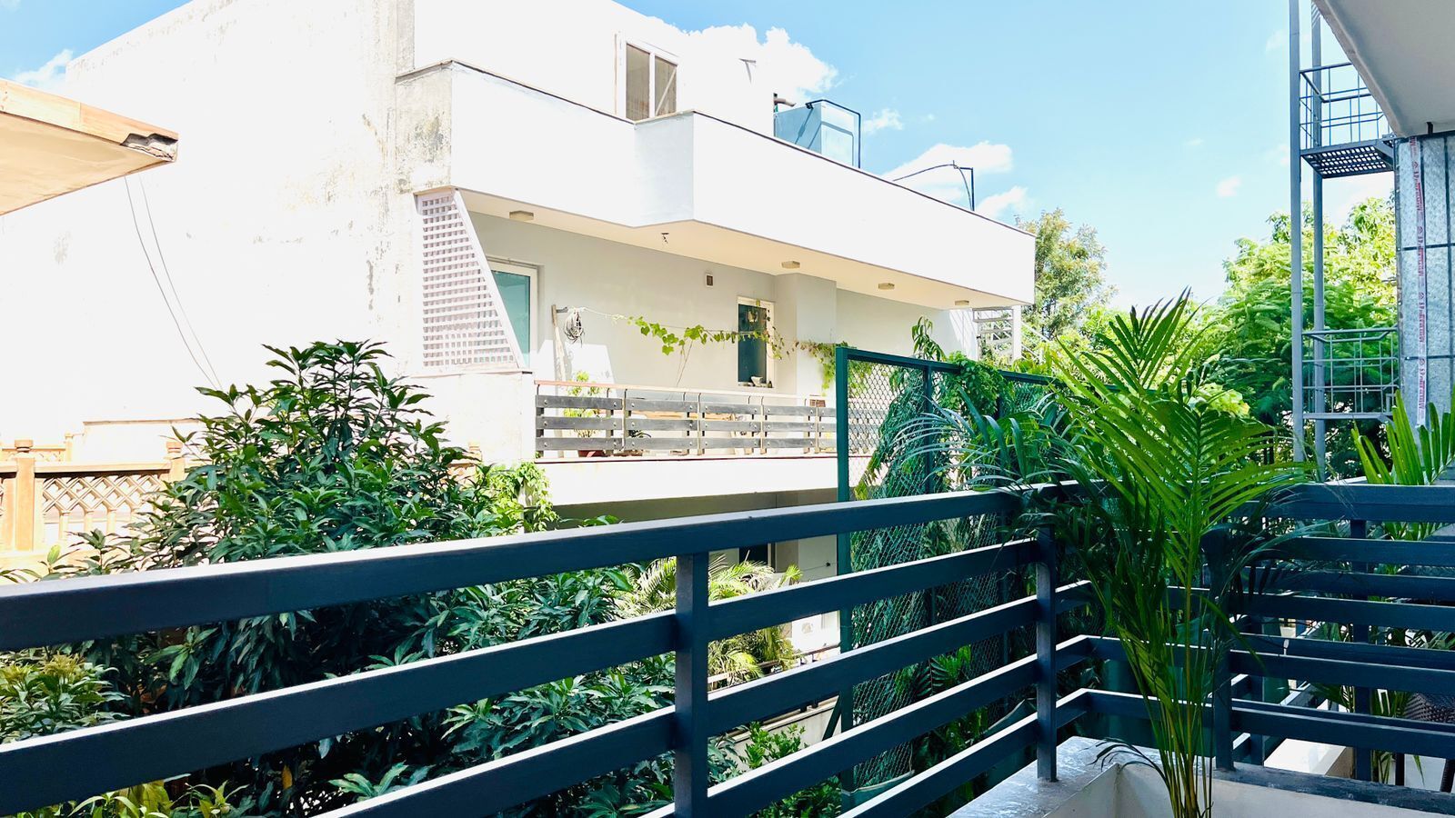 Secretária, secretária adequada para computadores portáteis 