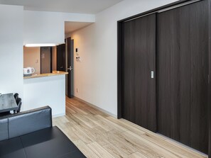 Quarto Duplo Básico, Vista para a cidade | Wi-fi grátis, roupa de cama fornecida