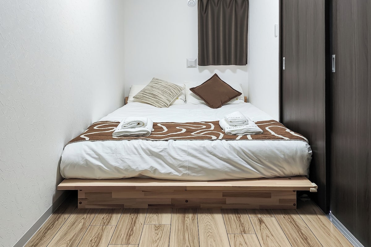 Quarto Duplo Básico, Vista para a cidade | Wi-fi grátis, roupa de cama fornecida