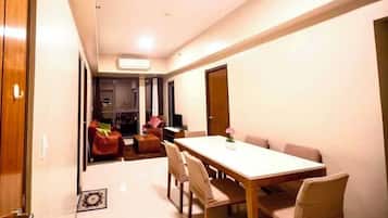 Apartamento | Escrivaninha, Wi-Fi de cortesia, roupa de cama