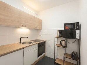 Apartamento Básico | Cozinha privada | Um micro-ondas, uma placa de cozinha, uma chaleira elétrica 