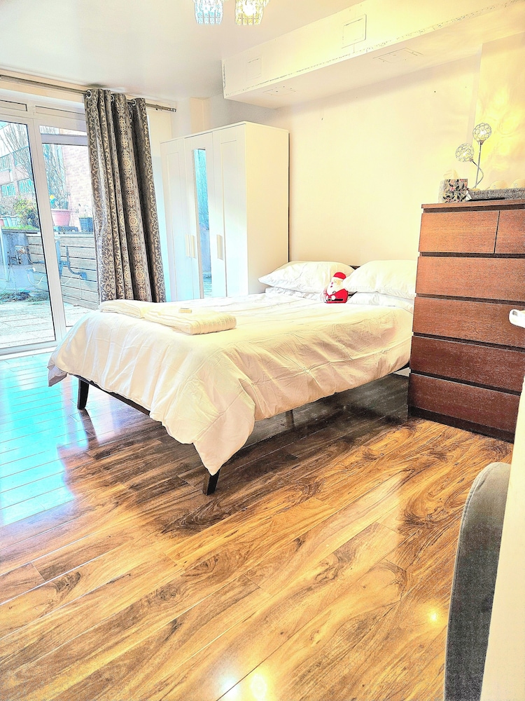 Room-spacious Retreat With Private Balco - London, UK