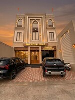 Um edifício com uma placa que diz 'The Royal King Bobby Properties'.