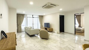 Apartamento Familiar em Condomínio Fechado, 3 quartos, varanda, Vista para a cidade | Sala de estar | TV de ecrã plano 
