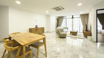 Apartamento Familiar em Condomínio Fechado, 3 quartos, varanda, Vista para a cidade | Sala de estar | TV de ecrã plano