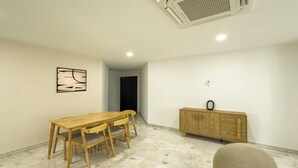 Apartamento Familiar em Condomínio Fechado, 3 quartos, varanda, Vista para a cidade | Refeições no quarto
