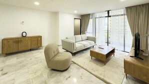 Apartamento Familiar em Condomínio Fechado, 3 quartos, varanda, Vista para a cidade | Sala de estar | TV de ecrã plano 