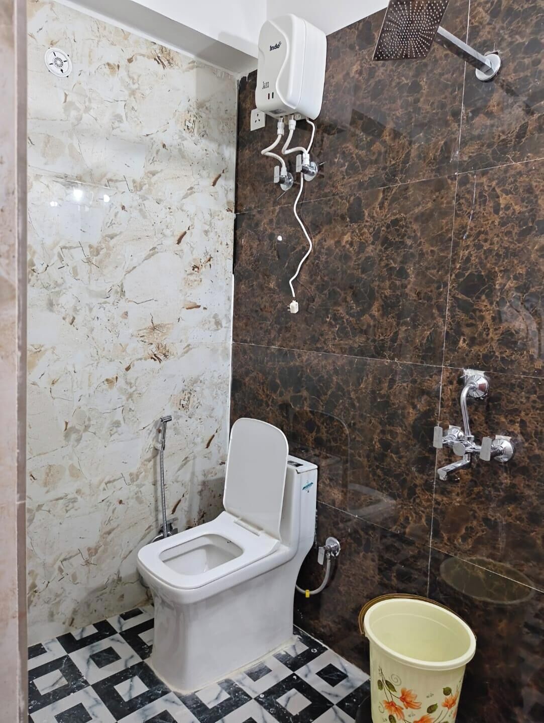 Quarto casal luxo, sacada | Banheiro | Chuveiro, produtos de toalete grátis, toalhas de banho, sabonete