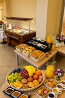 Café da manhã com buffet grátis todos os dias