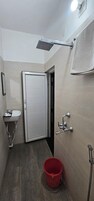 Quarto solteiro luxo | Banheiro | Chuveiro, toalhas de banho, sabonete, shampoo