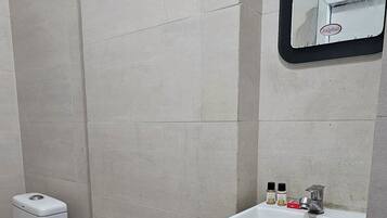 Suíte superluxo, vista para a cidade | Banheiro | Chuveiro, toalhas de banho, sabonete, shampoo