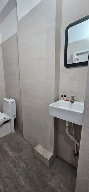 Suite de Luxo, Vista para a cidade | Casa de banho | Um polibã, toalhas fornecidas, sabão, champô 