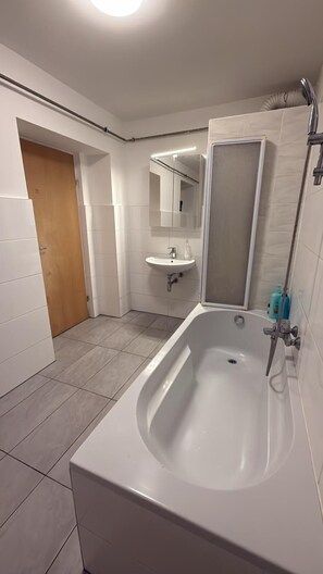 Apartamento Básico | Casa de banho | Uma combinação polibã/banheira, artigos de higiene pessoal grátis 