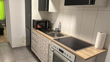 Apartamento Básico | Cozinha privada | Um frigorífico, um forno, uma placa de cozinha, utensílios de cozinha