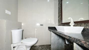 Quarto Deluxe | Casa de banho | Um polibã, artigos de higiene pessoal grátis, toalhas fornecidas