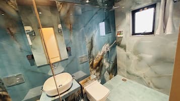 Suíte luxo | Banheiro | Chuveiro, toalhas de banho