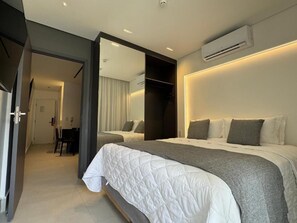 Apartamento Clássico, vista para a piscina | Cofre no quarto, ferro/tábua de engomar, Wi-fi grátis 