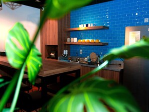 Um frigorífico, um micro-ondas, uma placa de cozinha