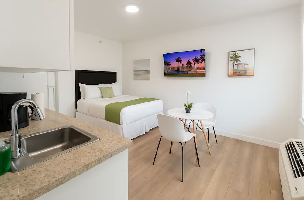 Sea Breeze Retreat Miami Beach Studio - South Beach, FL