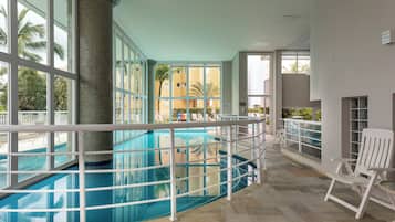 Piscina exterior, guarda-sóis, espreguiçadeiras