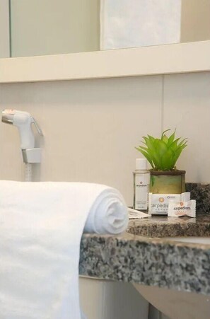 Apartamento Básico | Casa de banho | Um polibã, toalhas fornecidas, sabão, papel higiénico 