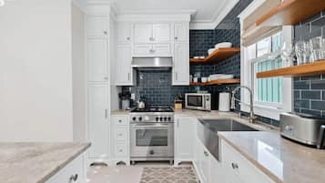 Casa, várias camas (Sea La Vie Seaside Carriage House) | Cozinha privada