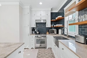 Casa, várias camas (Sea La Vie Seaside Carriage House) | Cozinha privada