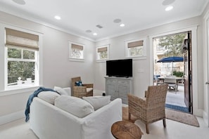 Casa, várias camas (Sea La Vie Seaside Carriage House) | Área de estar