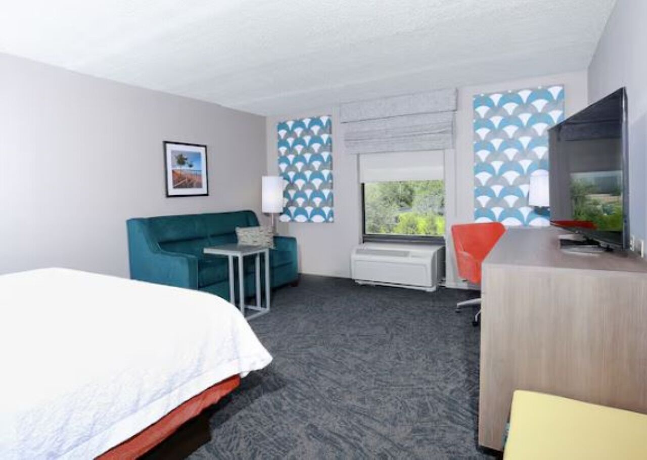 King Size With Sofa Bed | Work & Relax Space + Breakfast - Wesley Chapel, FL