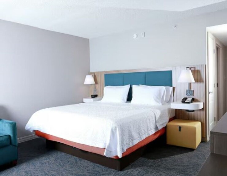 King Bed Room W/ Sofabed + Complimentary Breakfast - Wesley Chapel