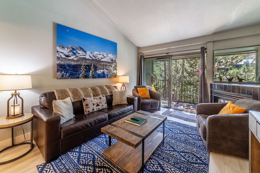 Guest Favorite! Spacious Remodeled 2bd 2ba Mtn Views, Covered Parking, Hot Tubs - Mammoth Mountain, CA