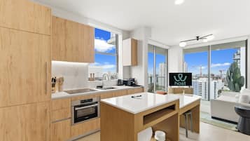 Apartamento, 2 quartos | Cozinha privada | Um frigorífico, uma placa de cozinha, uma torradeira, liquidificador