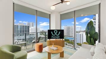 Apartamento, 2 quartos | Sala de estar | Smart TV de 50 polegadas com canais via satélite